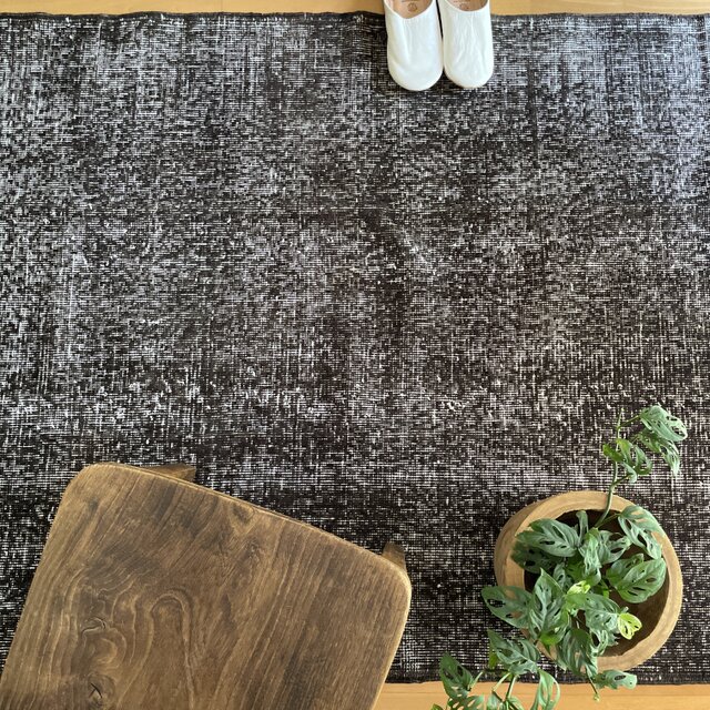 トルコヴィンテージラグ ブラック オーバーダイ 115×194 ワンカラーラグ | iichi ハンドメイド・クラフト作品・手仕事品の通販