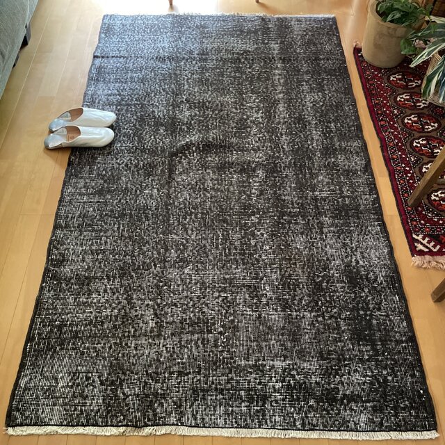 トルコヴィンテージラグ ブラック オーバーダイ 115×194 ワンカラーラグ | iichi ハンドメイド・クラフト作品・手仕事品の通販
