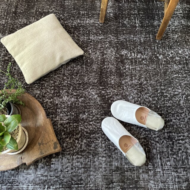 トルコヴィンテージラグ ブラック オーバーダイ 115×194 ワンカラーラグ | iichi ハンドメイド・クラフト作品・手仕事品の通販