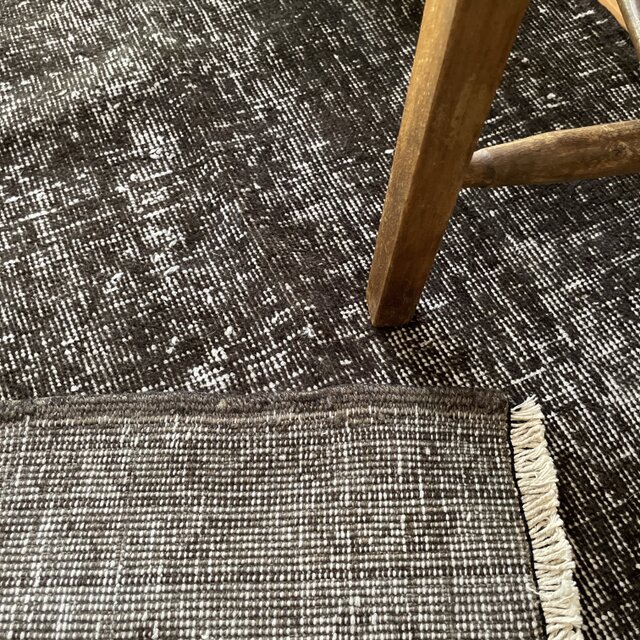 トルコヴィンテージラグ ブラック オーバーダイ 115×194 ワンカラーラグ | iichi ハンドメイド・クラフト作品・手仕事品の通販