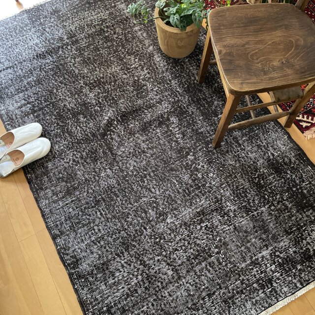 トルコヴィンテージラグ ブラック オーバーダイ 115×194 ワンカラーラグ | iichi ハンドメイド・クラフト作品・手仕事品の通販