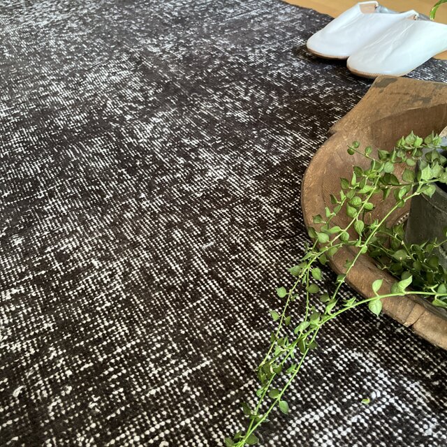 トルコヴィンテージラグ ブラック オーバーダイ 115×194 ワンカラーラグ | iichi ハンドメイド・クラフト作品・手仕事品の通販