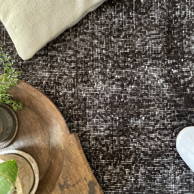 トルコヴィンテージラグ ブラック オーバーダイ 115×194 ワンカラーラグ | iichi ハンドメイド・クラフト作品・手仕事品の通販