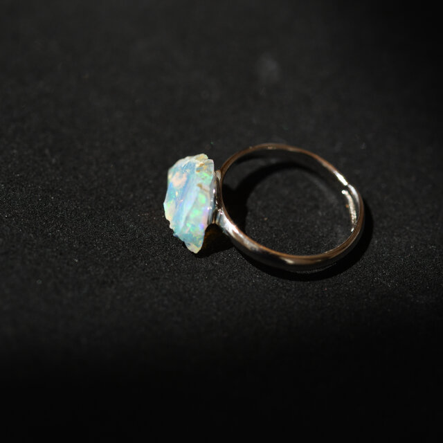 【006 Opal Fest 2023】 オパール 鉱物原石 ピンキーリング 指輪 天然石 アクセサリー (No.3180) | iichi ハンドメイド・クラフト作品・手仕事品の通販