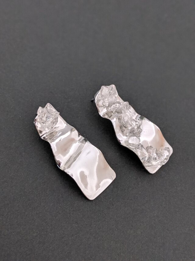 銀波 - 水晶のアシンメトリーなピアス（2way） | iichi ハンドメイド・クラフト作品・手仕事品の通販