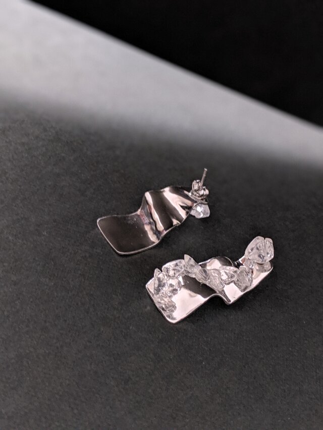 銀波 - 水晶のアシンメトリーなピアス（2way） | iichi ハンドメイド・クラフト作品・手仕事品の通販