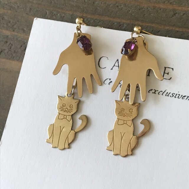 逃げる猫のピアス：Swarovski vintage glass stone. | iichi ハンドメイド・クラフト作品・手仕事品の通販