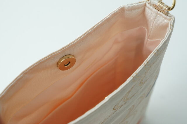 【シルバー 華模様 シルク 帯リメイク スマホショルダーバッグ】日常使い、お呼ばれの日に。サコッシュとしても。 | iichi 日々の暮らしを心地よくするハンドメイドやアンティークのマーケットプレイス