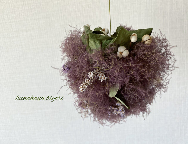 スモークツリーのフライングフラワーボール･リース ruby | iichi 日々の暮らしを心地よくするハンドメイドやアンティークのマーケットプレイス