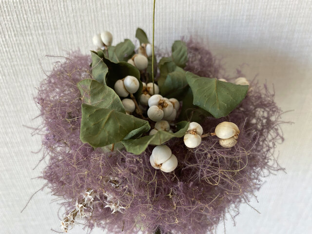 スモークツリーのフライングフラワーボール･リース ruby | iichi 日々の暮らしを心地よくするハンドメイドやアンティークのマーケットプレイス