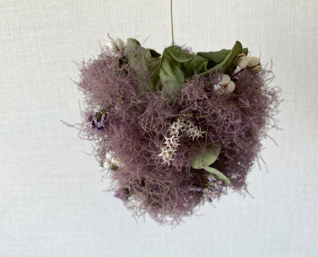 スモークツリーのフライングフラワーボール･リース ruby | iichi 日々の暮らしを心地よくするハンドメイドやアンティークのマーケットプレイス