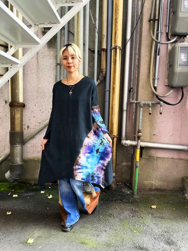 タイダイ染め 新型ヘンリーネック長袖ワンピース ブラックビューティ 美しい染め色ブラックにオーロラ模様 HD19-88 | iichi ハンドメイド・クラフト作品・手仕事品の通販