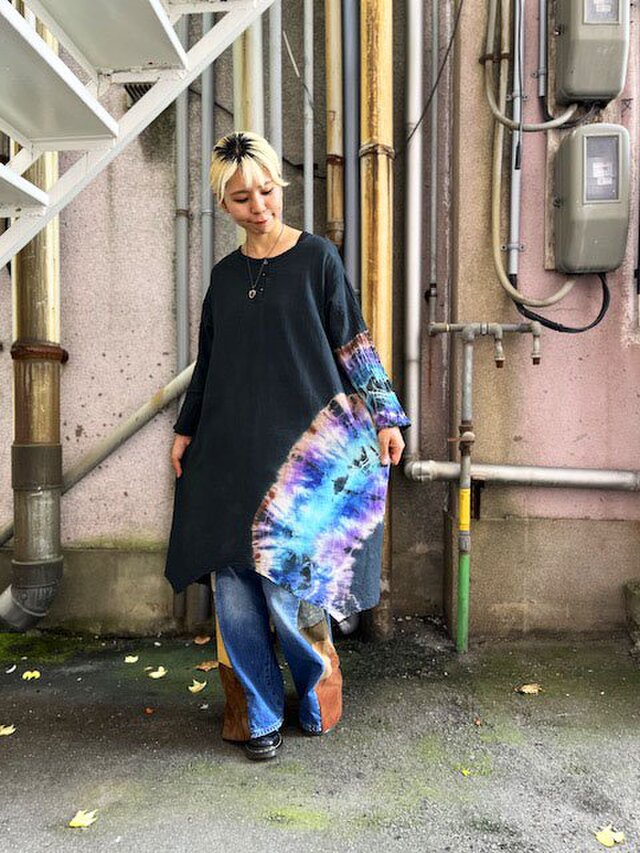 タイダイ染め 新型ヘンリーネック長袖ワンピース ブラックビューティ 美しい染め色ブラックにオーロラ模様 HD19-88 | iichi ハンドメイド・クラフト作品・手仕事品の通販