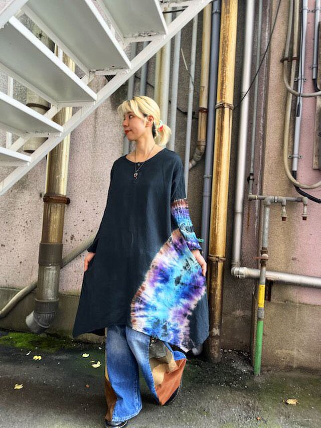 タイダイ染め 新型ヘンリーネック長袖ワンピース ブラックビューティ 美しい染め色ブラックにオーロラ模様 HD19-88 | iichi ハンドメイド・クラフト作品・手仕事品の通販