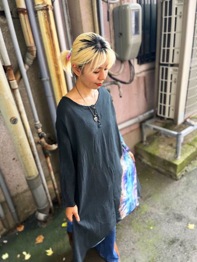 タイダイ染め 新型ヘンリーネック長袖ワンピース ブラックビューティ 美しい染め色ブラックにオーロラ模様 HD19-88 | iichi ハンドメイド・クラフト作品・手仕事品の通販