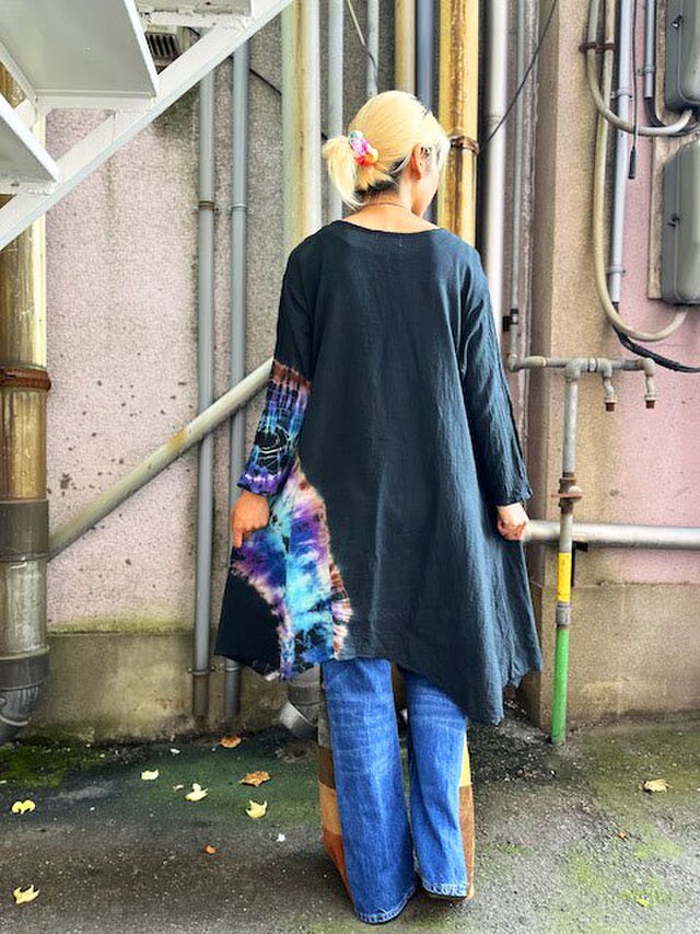 タイダイ染め 新型ヘンリーネック長袖ワンピース ブラックビューティ 美しい染め色ブラックにオーロラ模様 HD19-88 | iichi ハンドメイド・クラフト作品・手仕事品の通販