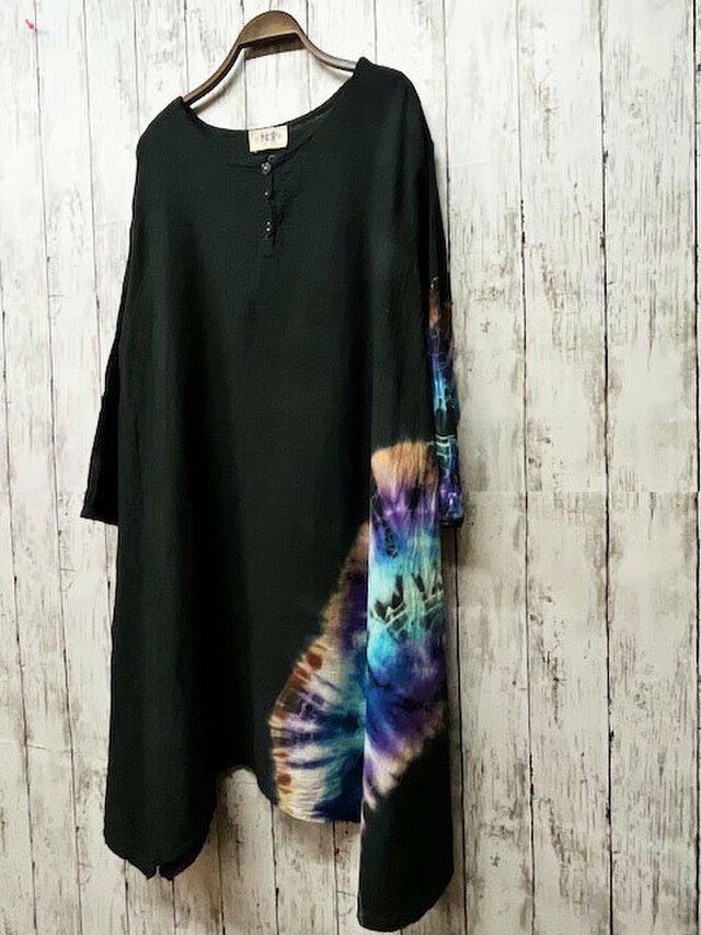 タイダイ染め 新型ヘンリーネック長袖ワンピース ブラックビューティ 美しい染め色ブラックにオーロラ模様 HD19-88 | iichi ハンドメイド・クラフト作品・手仕事品の通販