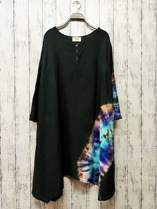 タイダイ染め 新型ヘンリーネック長袖ワンピース ブラックビューティ 美しい染め色ブラックにオーロラ模様 HD19-88 | iichi ハンドメイド・クラフト作品・手仕事品の通販