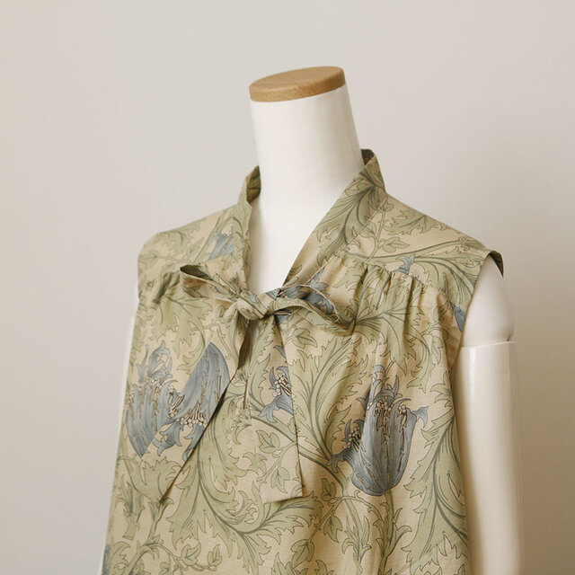 後ろ下がりのブラウス ウィリアム・モリス アネモネ （M） | iichi ハンドメイド・アンティーク・食品・ギフト・手作り