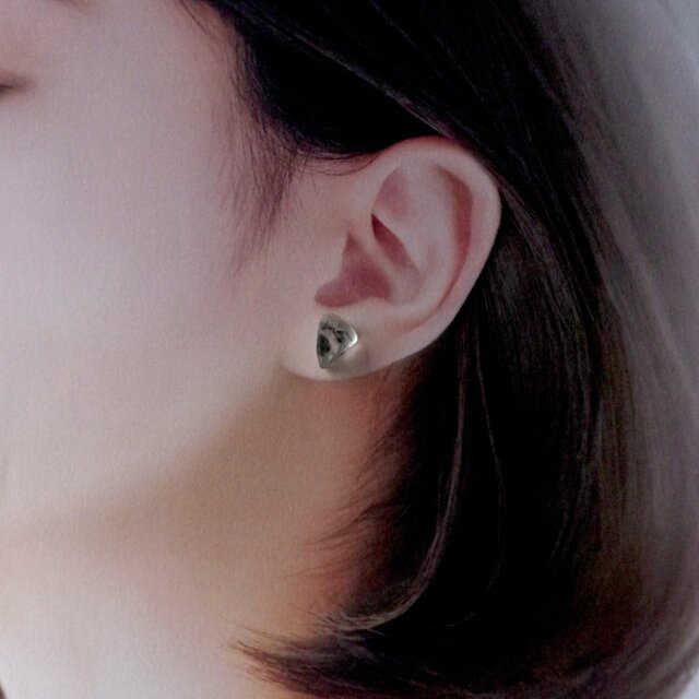 【一点物】 ブルートパーズ サージカルステンレスピアス 原石 鉱物 天然石 金属アレルギー対応 ハンドメイド (No.2397) | iichi ハンドメイド・アンティーク・食品・ギフト・手作り