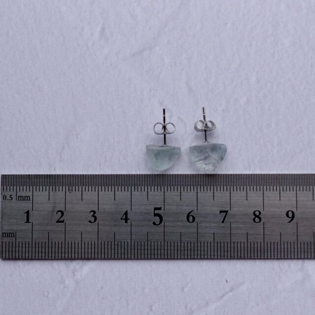 【一点物】 ブルートパーズ サージカルステンレスピアス 原石 鉱物 天然石 金属アレルギー対応 ハンドメイド (No.2397) | iichi ハンドメイド・アンティーク・食品・ギフト・手作り