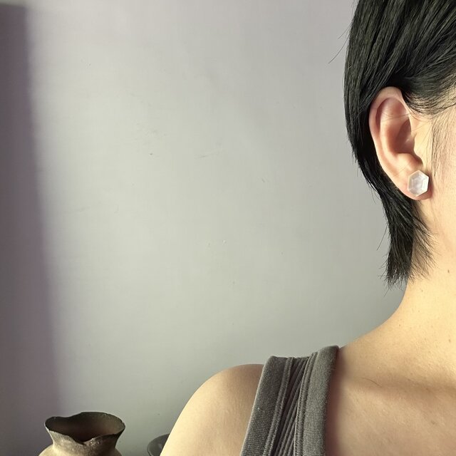 マザーオブパール×クリスタルのピアス ヘキサゴン | iichi ハンドメイド・アンティーク・食品・ギフト・手作り