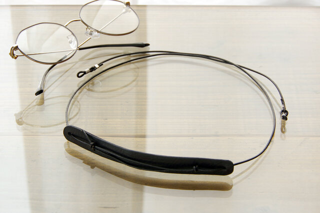 《CAVALLO》glass strap ブラック | iichi 日々の暮らしを心地よくするハンドメイドやアンティークのマーケットプレイス