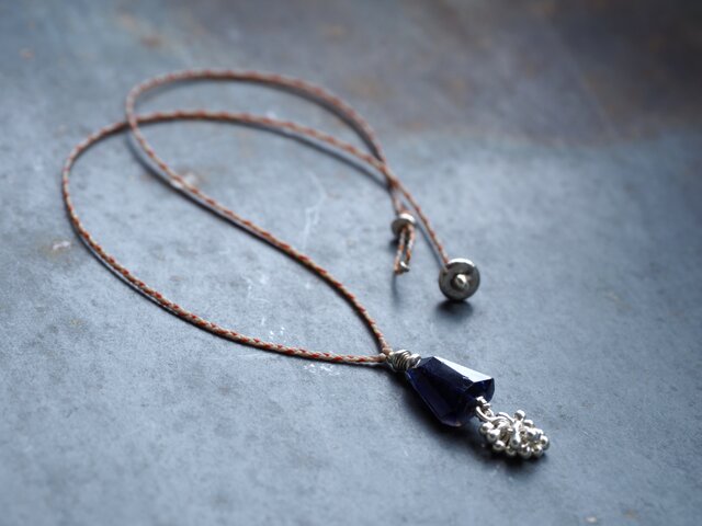 -Iolite- wax code pendant | iichi 日々の暮らしを心地よくするハンドメイドやアンティークのマーケットプレイス