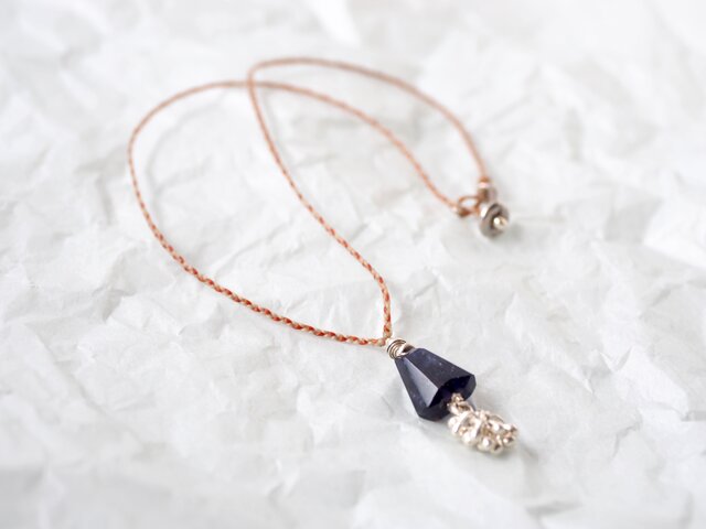 -Iolite- wax code pendant | iichi 日々の暮らしを心地よくするハンドメイドやアンティークのマーケットプレイス