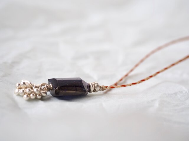 -Iolite- wax code pendant | iichi 日々の暮らしを心地よくするハンドメイドやアンティークのマーケットプレイス