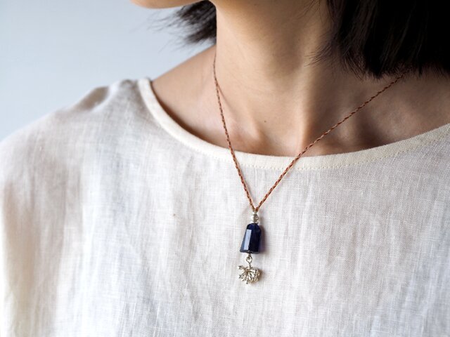 -Iolite- wax code pendant | iichi 日々の暮らしを心地よくするハンドメイドやアンティークのマーケットプレイス