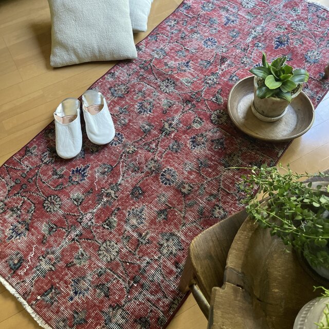 トルコヴィンテージラグ 野いちごカラー ボタニカル柄 76.5×167 | iichi 日々の暮らしを心地よくするハンドメイドやアンティークのマーケットプレイス