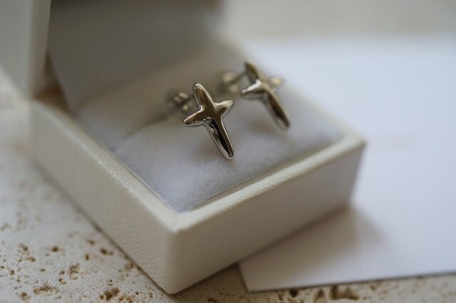 【U for you】Pt cross pierce | iichi 日々の暮らしを心地よくするハンドメイドやアンティークのマーケットプレイス
