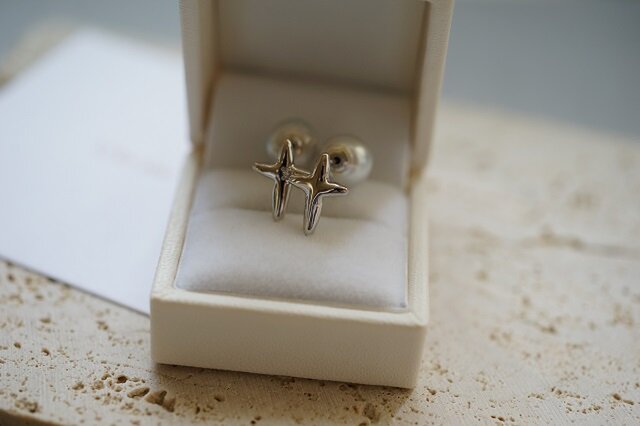 【U for you】Pt cross pierce | iichi 日々の暮らしを心地よくするハンドメイドやアンティークのマーケットプレイス