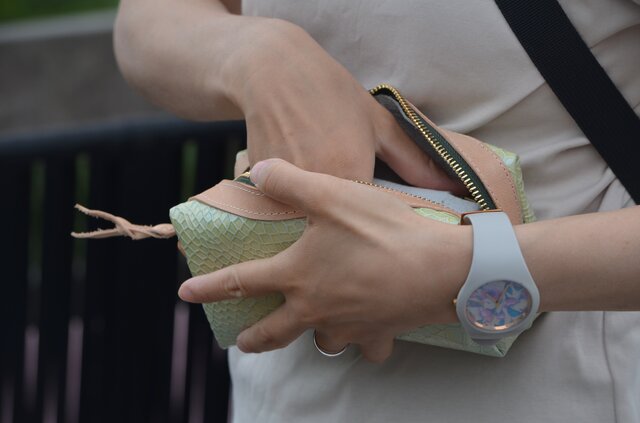 エレガントなメロン柄のエナメル革xヌメ革生成りナチュラルのポーチ - YKKエクセラファスナー採用 | iichi 日々の暮らしを心地よくするハンドメイドやアンティークのマーケットプレイス