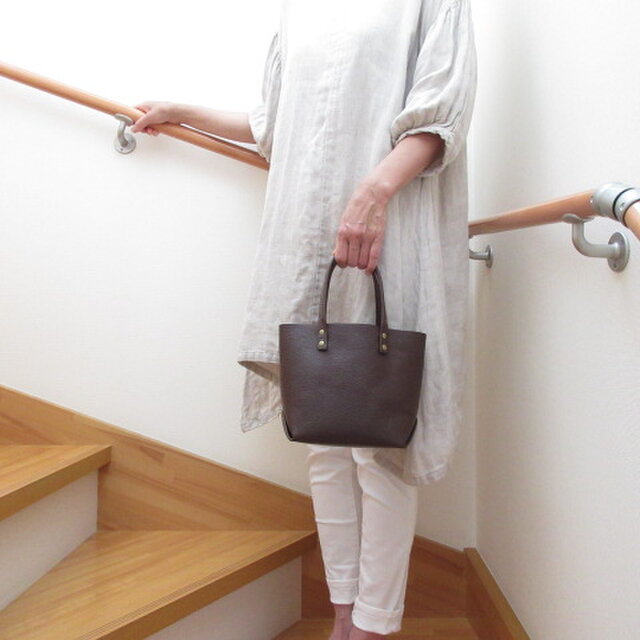 ☆新作☆《牛革》ぷっくり三角マチ♪底マチワイドミニトート・シュリンク・ダークブラウン・0523 | iichi ハンドメイド・クラフト作品・手仕事品の通販