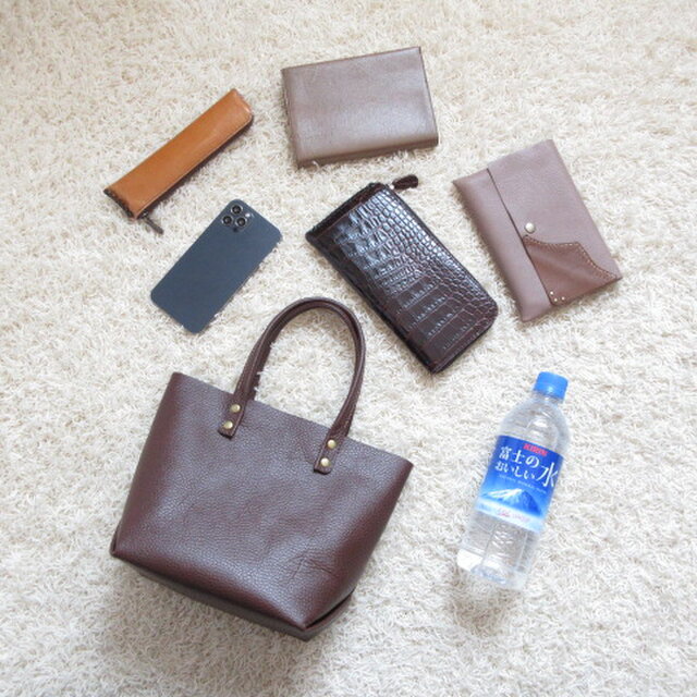 ☆新作☆《牛革》ぷっくり三角マチ♪底マチワイドミニトート・シュリンク・ダークブラウン・0523 | iichi ハンドメイド・クラフト作品・手仕事品の通販