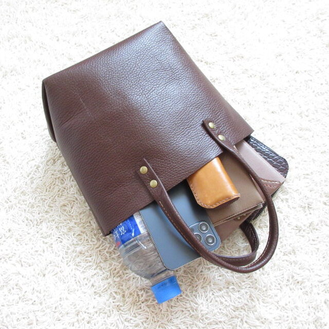 ☆新作☆《牛革》ぷっくり三角マチ♪底マチワイドミニトート・シュリンク・ダークブラウン・0523 | iichi ハンドメイド・クラフト作品・手仕事品の通販