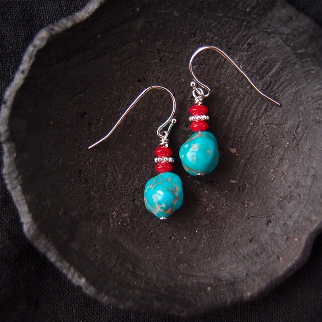 【RP】Turquoise × Red Coral Earrings／ターコイズミニピアス | iichi ハンドメイド・アンティーク・食品・ギフト・手作り