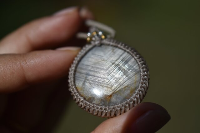 コレクション★ホワイトイエロー sappire マクラメネックレス1144 | iichi ハンドメイド・アンティーク・食品・ギフト・手作り