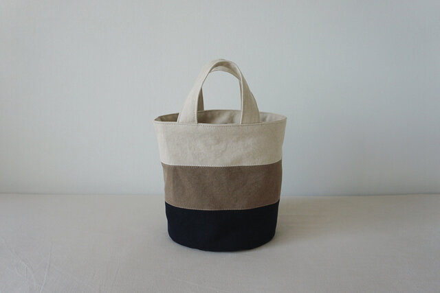 OVALTOTE - stripe -Ⅲ(M) / ecru × grege × black | iichi 日々の暮らしを心地よくするハンドメイドやアンティークのマーケットプレイス