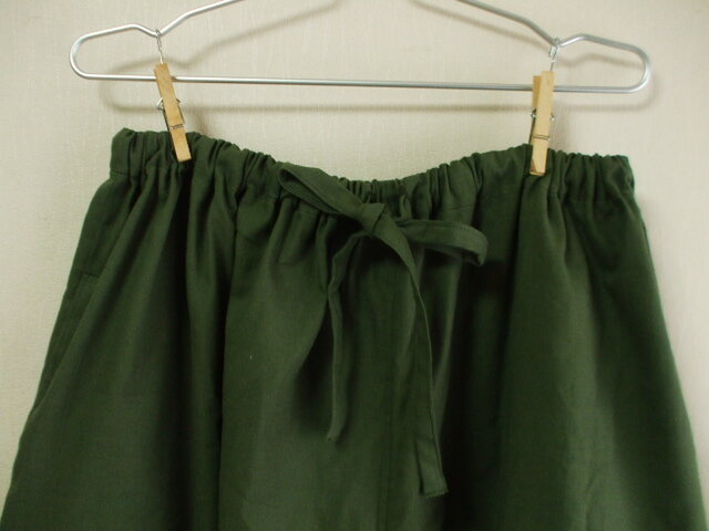 薄いカーキ系色 股上深めダボダボパンツ M～LLサイズ 綿100％ | iichi 日々の暮らしを心地よくするハンドメイドやアンティークのマーケットプレイス