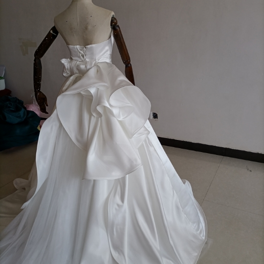 即納！豪華！オフホワイト ドレス Aライン ベアトップ サッシュベルト 華やかなトレーン 結婚式/披露宴/二次会 | iichi ハンドメイド・アンティーク・食品・ギフト・手作り