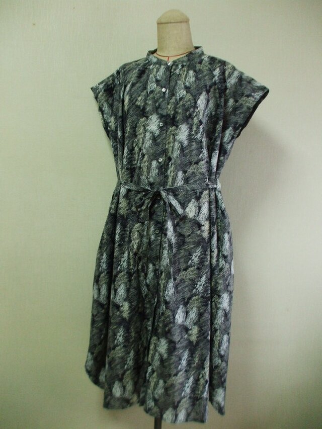 グレー色地×木柄プリント 綿麻素材 スタンドカラーフレンチスリーブシャツワンピース M～Lサイズ 受注生産 | iichi ハンドメイド・アンティーク・食品・ギフト・手作り