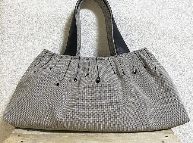 セール☆可愛いモノトーンのボーダーボタン付きタックかばん | iichi 日々の暮らしを心地よくするハンドメイドやアンティークのマーケットプレイス