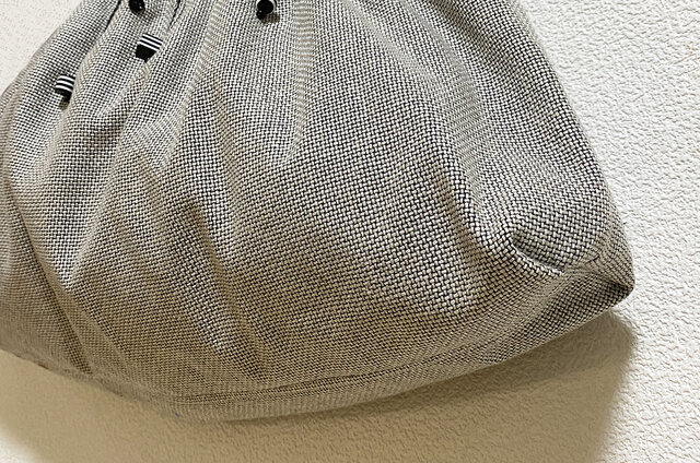 セール☆可愛いモノトーンのボーダーボタン付きタックかばん | iichi 日々の暮らしを心地よくするハンドメイドやアンティークのマーケットプレイス