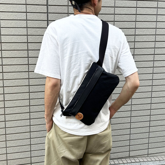 pappa：ブラック（KONBU 撥水加工ナイロン素材ボディバッグ） 受注製作 | iichi ハンドメイド・アンティーク・食品・ギフト・手作り