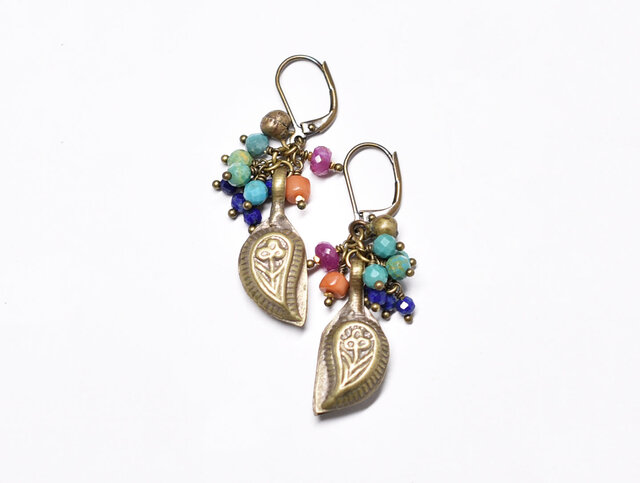 アフガニスタンメタルとたわわなラピス＆ターコイズ、ルビー、oldネパールコーラル、民族鈴のピアス | iichi 日々の暮らしを心地よくするハンドメイドやアンティークのマーケットプレイス