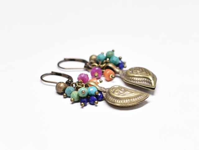 アフガニスタンメタルとたわわなラピス＆ターコイズ、ルビー、oldネパールコーラル、民族鈴のピアス | iichi 日々の暮らしを心地よくするハンドメイドやアンティークのマーケットプレイス