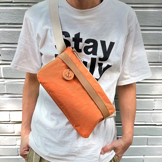 pappa：オレンジ（KONBU 撥水加工ナイロン素材ボディバッグ） 受注製作 | iichi ハンドメイド・アンティーク・食品・ギフト・手作り